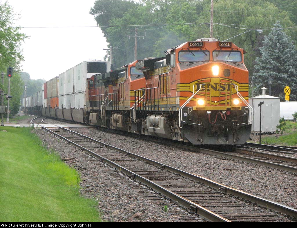 100611010 Westbound BNSF intermodal (Stacks, TOFC, COFC)